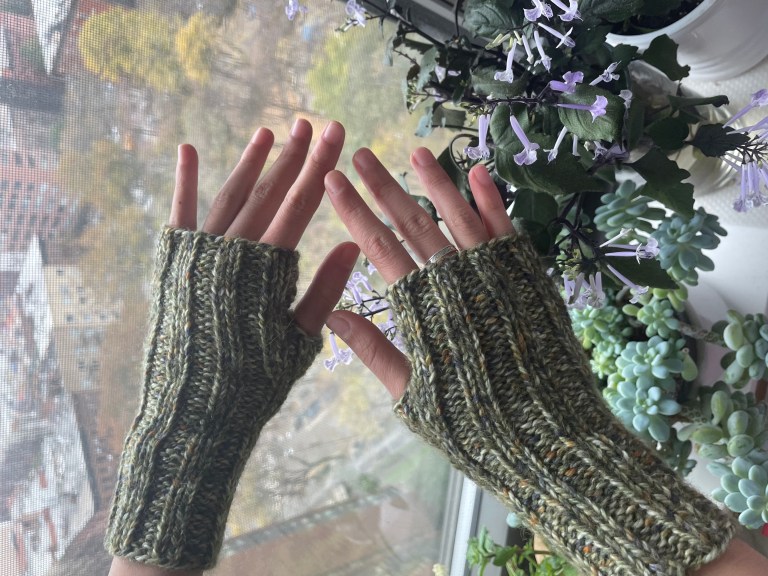 Ribbed Fingerless Mittens: Free Knitting Pattern – Joy 2 Create